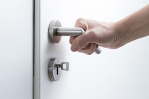 To shut in Spanish | English to Spanish Translation - SpanishDictionary.com