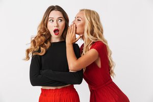 Chisme | Spanish to English Translation - SpanishDictionary.com