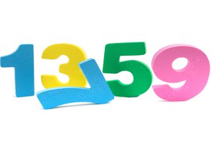 Odd in Spanish | English to Spanish Translation - SpanishDictionary.com