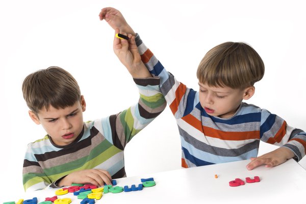 Pelear | Spanish to English Translation - SpanishDictionary.com