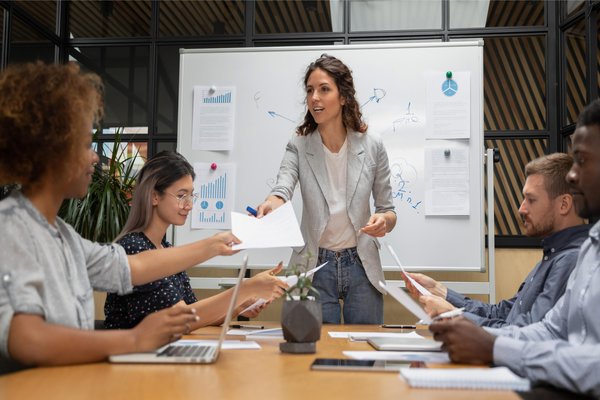 Give out | Traductor de inglés a español - inglés.com