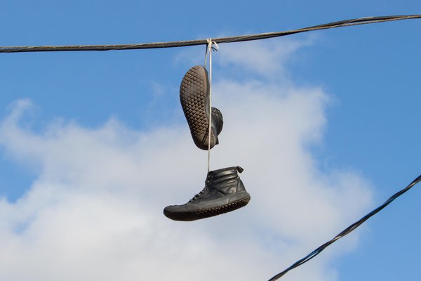 Dangle in Spanish | English to Spanish Translation - SpanishDictionary.com