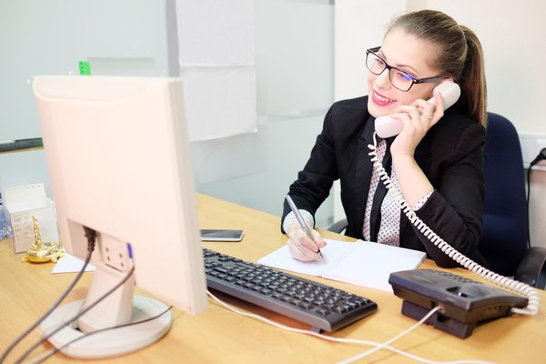¿Qué le piden a la secretaria? ¿Crees que ellos consiguen las entradas ...