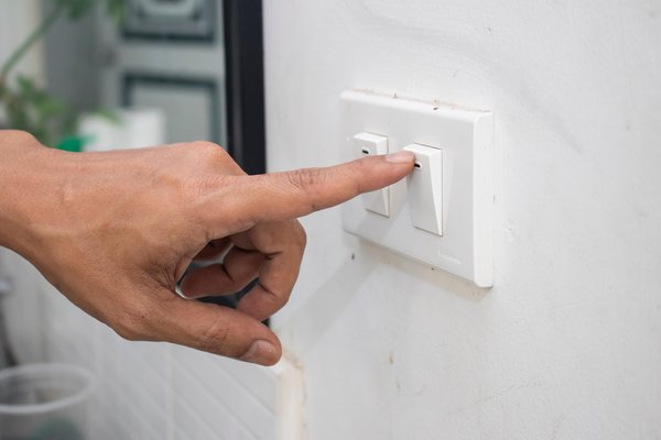 Enciende la luz | Spanish to English Translation - SpanishDictionary.com