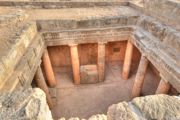 Vetusto | Spanish to English Translation - SpanishDictionary.com