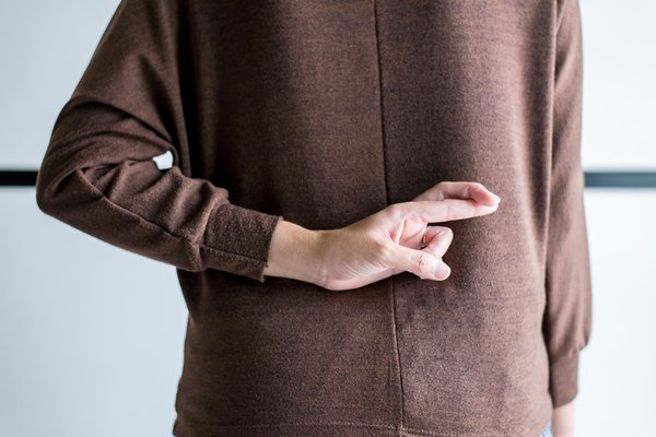 Mentir | Spanish to English Translation - SpanishDictionary.com