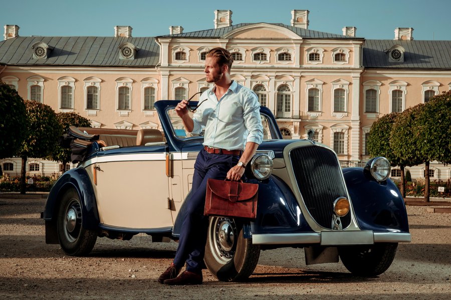 Adinerados | Spanish to English Translation - SpanishDictionary.com