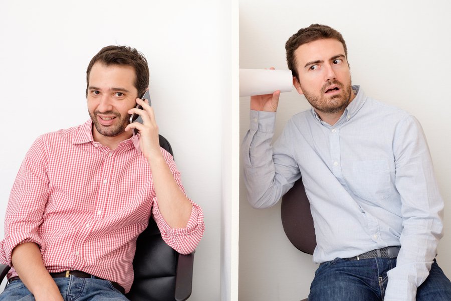 He/she overhears | Traductor de inglés a español - inglés.com